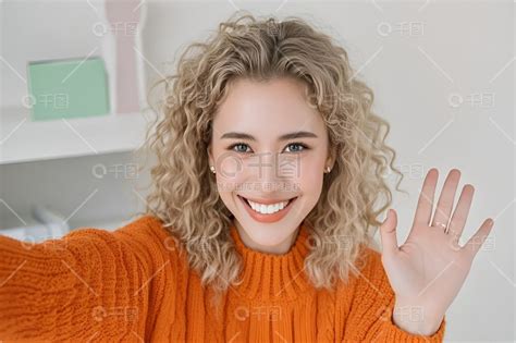 橙色毛衣ai数字艺术 简约现代风成年女性橙色毛衣微笑挥手自拍人像照片 Ai人像免费下载 Png格式 4096像素 编号71518060 千图网