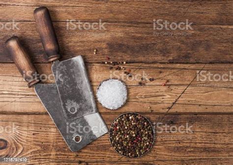 나무 테이블 배경에 소금과 후추와 고기 빈티지 도끼 텍스트를 위한 공간 0명에 대한 스톡 사진 및 기타 이미지 0명 강철 고기 Istock