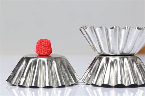 라스베리의 형태로 베이킹에 장식입니다 거꾸로 금속 양식 케이크를 굽고에 가치가 있다 에 흰색 배경 0명에 대한 스톡 사진 및 기타 이미지 Istock