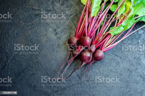 어두운 배경에 신선한 익은 무 우 유기 음식입니다 텍스트에 대 한 공간을 복사 건강한 식생활에 대한 스톡 사진 및 기타 이미지 건강한 식생활 농업 바로 위 Istock