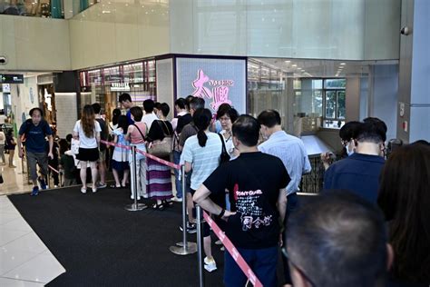 七一︱食肆晚市71折大排長龍 1小時才能入座 市民盡用優惠本地一日遊 星島日報