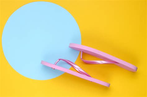 복사 공간에 대한 파란색 파스텔 원노란색 배경에 분홍색 플립 플롭 해변 개념에 최소한의 휴가 여름 시간입니다 맨 위 보기 개념에 대한 스톡 사진 및 기타 이미지 Istock