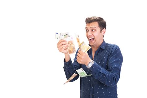 흰색 배경 위에 놀란 표정으로 들고 있는 유로 지폐를 바라보는 쾌활한 청년의 초상화 유럽 연합 통화에 대한 스톡 사진 및 기타 이미지 유럽 연합 통화 통화 날기