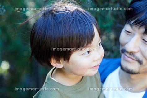 父親と遊ぶ日本人の男の子の写真素材 182227834 イメージマート