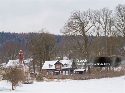 채 플 목조 별장 나드 나무 눈 마 루카에 겨울 보기 덮여 Luzicke 스크 산에 있는 농촌 풍경 눈보라에 대한 스톡 사진 및 기타 이미지 Istock