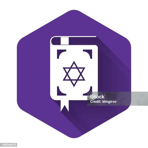 긴 그림자로 고립 된 흰색 유대인 토라 책 아이콘입니다 모세의 오각도서 성경 표지에는 다윗의 별이 있습니다 보라색 육각 버튼 벡터 일러스트레이션 0명에 대한 스톡 벡터 아트