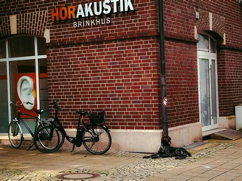 집 밖의 가벼운 간판 거리 거리 사진 건축 교통 도시 도시 경관 도시 교통 도시의 도시의 삶 독일 독일의 따뜻한 조명 매장 디스플레이 밤