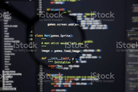 진짜 파이썬 코드 개발 화면입니다 프로그래밍 워크플로 추상 알고리즘 개념입니다 파이썬의 라인 확대 렌즈 아래 보이는 코드 코드에