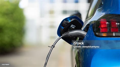 모빌리티의 미래 이 이미지는 충전소에서 충전되는 전기 자동차를 보여줍니다 지속 가능한 기술과 운송의 미래에 대한 콘텐츠에 적합