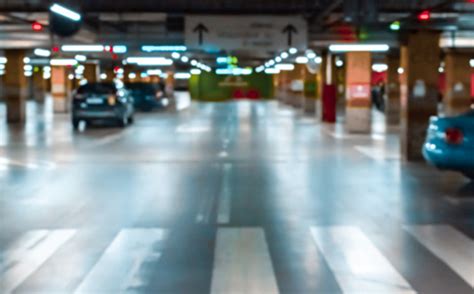 임대 주차 공간이 흐릿해졌습니다 지하 도시 차고의 주차장 주차 공간 부드러운 초점에 빈 도로 아스팔트 배경 주차 공간 검색 주차