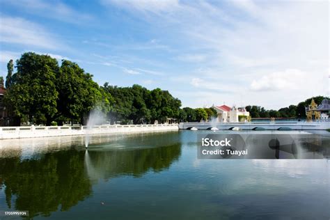 태국 아유타야의 방파인에서 태국인과 외국인 여행자를 위한 왕궁의 조경 원예 공원과 고풍스러운 고전 건물과 고대 건축물을 감상하세요 0명에 대한 스톡 사진 및 기타 이미지