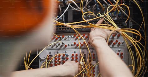 데이터 센터의 유지 보수 작업 중 서버실에서 네트워크 엔지니어 연결 케이블 닫기 복사 공간 사진 Unsplash의 케이블 이미지