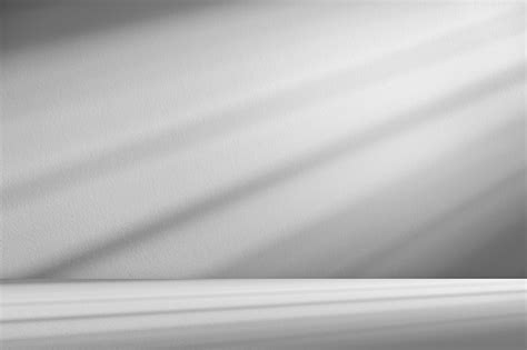 พื้นหลังภายในสตูดิโอที่ว่างเปล่าและฉากหลังและขาตั้งแสดงผลิตภัณฑ์ที่มีเงาสีขาวบนพื้นหล ภาพสต็อก