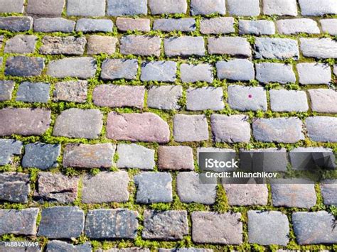 도시의 화강암 더러운 포장 돌 배경과 질감을 위한 포장 돌에서 도로 화강암 포장 돌의 오래된 길 0명에 대한 스톡 사진 및 기타 이미지 Istock