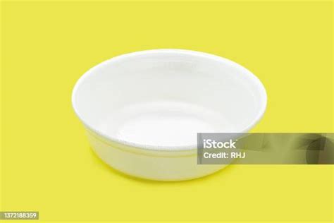 도시락이라고 불리는 식품을 보관하기 위한 스티로폼 병 뚜껑 없이 500ml 용량 노란색 배경 0명에 대한 스톡 사진 및 기타 이미지 Istock