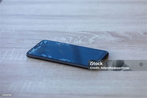 테이블 데스크탑에 깨진 터치 스크린 화면이있는 스마트 폰 0명에 대한 스톡 사진 및 기타 이미지 0명 깨짐 모던 양식 Istock