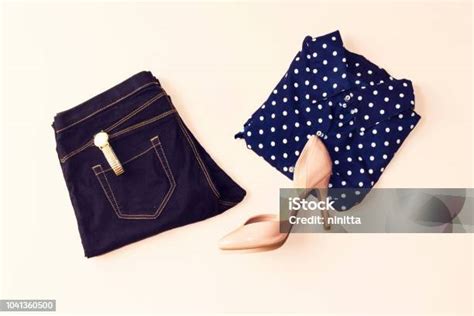 파란색 블라우스와 청바지 손 시계 핑크 하이 힐 여자의 봄 여름 기본 복장입니다 의류 평면 구성 여자에 대한 스톡 사진 및 기타