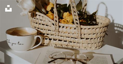 커피 한 잔 옆 테이블에 앉아 있는 꽃 바구니 사진 Unsplash의 무료 웰빙 이미지