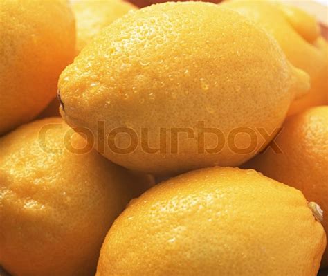 Schöne gelbe Zitrone kann als Stock Bild Colourbox