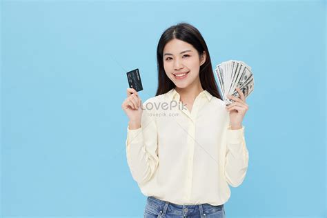 젊은 여자가 신용 카드를 들고 사진 무료 다운로드 Lovepik