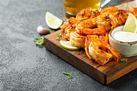 그릴에 구운 새우 또는 새우는 어두운 콘크리트 배경에 라임 마늘 화이트 소스와 함께 제공됩니다 해산물 복사 공간 갑각류에 대한 스톡 사진 및 기타 이미지 Istock