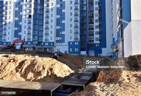 건설 현장에서 트렌치에 난방 파이프를 누워 수도 주 및 위생 하수구의 지하 폭풍 시스템을 설치합니다 집안의 아파트의 냉수 및