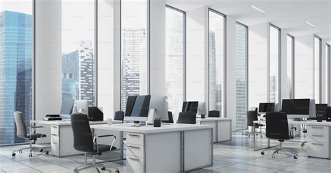 좁고 높은 창문 흰색 컴퓨터 테이블 검은색 사무실 의자가 있는 흰색 개방형 사무실 나무 바닥 모퉁이 3d 렌더링 모형