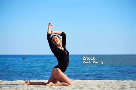 화창한 날에 바다에 의해 아름 다운 여자 관행 요가 여자는 운동을 스트레칭 않습니다 건강한 생활방식에 대한 스톡 사진 및 기타 이미지 건강한 생활방식 낮 덤벨