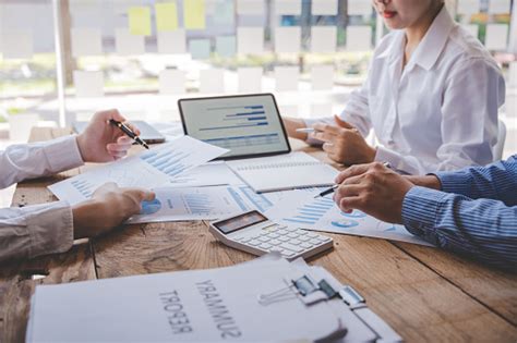 현대적인 코워킹 사무실에서 훌륭한 비즈니스 대화를 나누는 젊은 동료들 팀웍 개념 수평 흐릿한 배경 불꽃놀이 18 19세에 대한 스톡 사진 및 기타 이미지 Istock