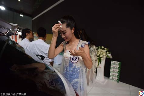 走光昏厥和流泪，奚梦瑶摔倒背后模特的尴尬事手机凤凰网