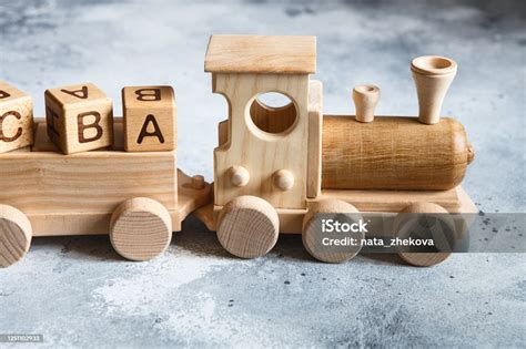 어린이 용 나무 장난감 마차가있는 어린이 나무 열차 천연 목재 구조 세트 교육 장비 마차에 다양한화물을 장착한 어린이 용 나무 기관차 0명에 대한 스톡 사진 및 기타 이미지
