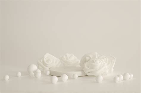 진주와 꽃이 있는 흰색 배경에 흰색 대리석 연단 제품 화장품 프리젠 테이션연단 창조적 인 조롱 미용 제품을 위한 받침대 또는 플랫폼 받침대에 대한 스톡 사진 및 기타 이미지