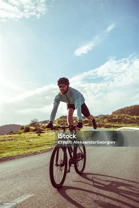 산악 아스팔트 로드를 타고 트릭을 수행하는 현대 남성 사이클리스트 건강한 생활방식에 대한 스톡 사진 및 기타 이미지 건강한 생활방식 긍정적인 감정 표현 나무 Istock
