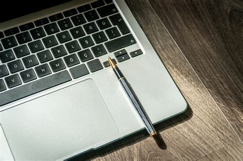 빈 포스트잇 노트와 나무 테이블에 펜이 있는 노트북 컴퓨터 컴퓨터에 빈 포스트잇 노트 텍스트를 위한 복사 공간 사무실 책상 높은 각도 보기 0명에 대한 스톡 사진 및 기타