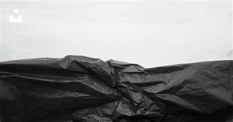 테이블 위에 앉아 있는 커다란 검은색 플라스틱 조각 사진 Unsplash의 무료 쓰레기 이미지