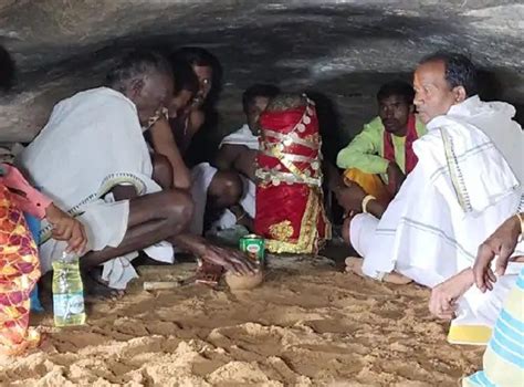 આ મદર મ શવલગ એક મહલ ન રપ મ સથપત છ જ વરષ મ મતર એક જ વર 12 કલક મટ