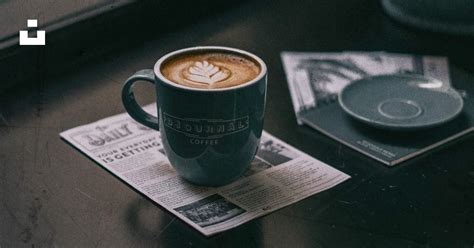 테이블에 커피가 있는 녹색 컵 사진 Unsplash의 무료 커피 이미지