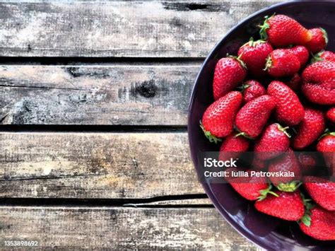 접시에 딸기 나무 배경 어두운 세라믹 요리와 맛있는 붉은 큰 정원 딸기 건강한 음식 비타민 채식주의 식단 음식과 함께 살고