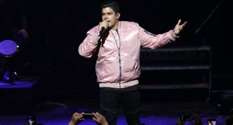 Jerry Rivera Se Cae Durante Un Concierto Video