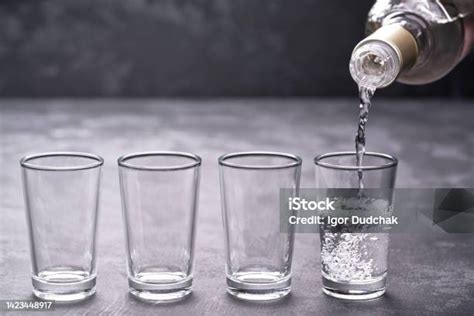 병에서 보드카를 검은 배경의 유리에 붓고 선택적으로 초점을 맞 춥니 다 0명에 대한 스톡 사진 및 기타 이미지 0명 건강관리와 의술 떨고 있음 Istock