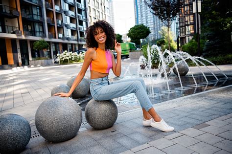 예쁜 젊은 여자 편하게 하다 앉아있다 입다 화려한 옷 도시 밖으로 걷다 분수 레크리에이션 도시 공원의 전신 사진 25 29세에 대한 스톡 사진 및 기타 이미지 Istock