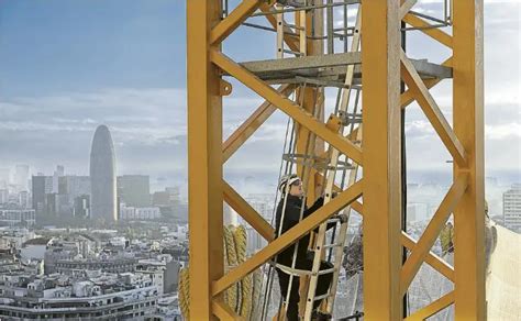 Los Gruistas De La Sagrada Família Precisión A 151 Metros De Altura