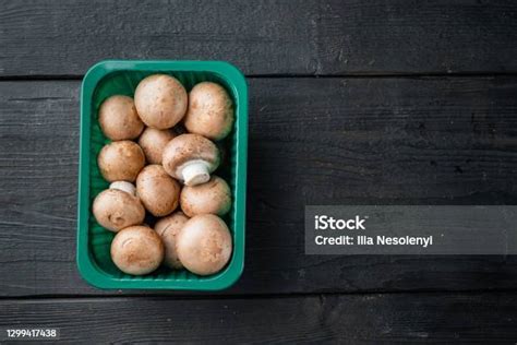 로얄 샴페인 파리 샴페인 검은 나무 테이블 배경에 플라스틱 팩 상단 보기 평면 누워 텍스트 카피 스페이스를위한 공간 0명에 대한 스톡 사진 및 기타 이미지 Istock