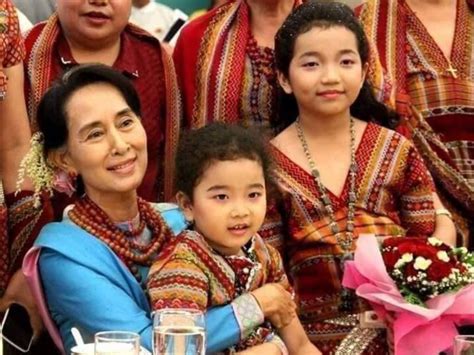 သတင်းစုံ အသ က်ရှင်ပါ မနက်မင်္ဂလာလို့နှုတ်ဆက်ဖို့ အမှောင်ကျလည်း ဦးနှောက်ထဲမ