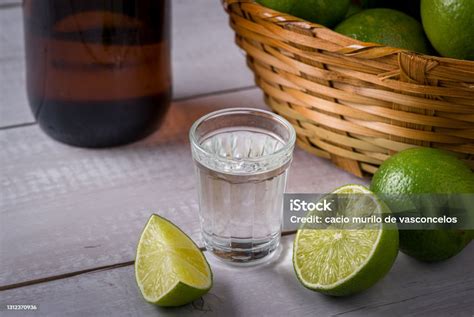 사탕수수 술 사탕수수 의 주스에서 브라질에서 만든 럼과 유사한 강한 전형적인 브라질 알코올 음료 레몬나무 테이블에 작은 유리를