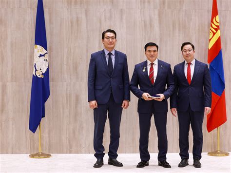 Нийслэлийн ИТХ ын дарга А Баяр НИТХ ын үе үеийн удирдлагууд ахмадуудад 380 жилийн ойн медаль