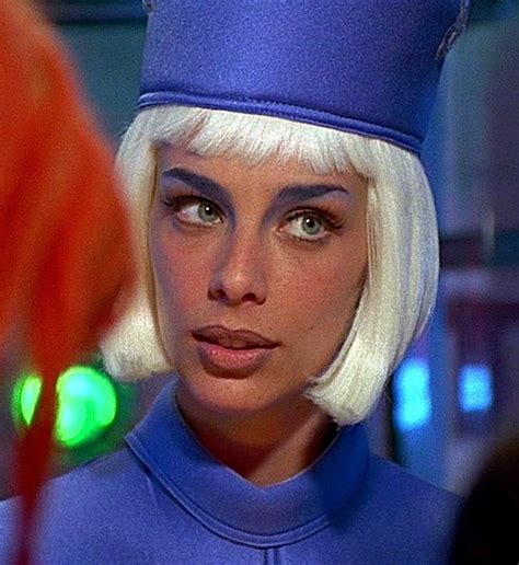 Die Blonde Stewardess Aus The Fifth Element So Lebt Und Sieht