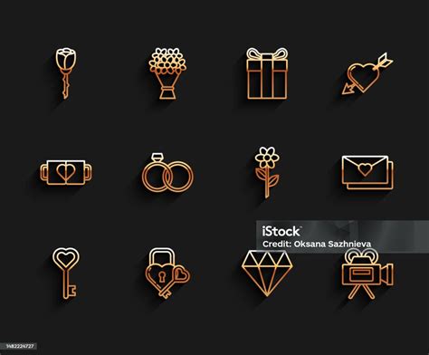 하트 모양 캐슬 오브 및 키 꽃 장미 다이아몬드 시네마 카메라 결혼 반지 발렌타인 데이 및 아이콘이 있는 봉투에 라인 키를 설정합니다 벡터 0명에 대한 스톡 벡터 아트 및