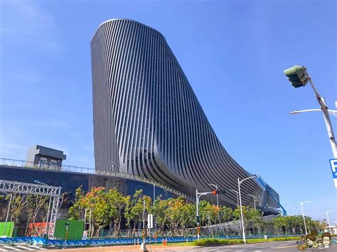 高雄港埠旅運中心3月將啟用亮點一次看全台唯一3D曲面帷幕建築千坪戶外觀景台 食尚玩家