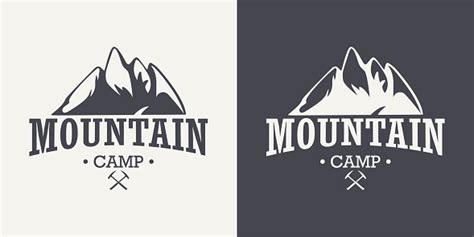 손으로 그린 산이있는 벡터 벤티지 라벨 2022 스키 리조트 하이킹 등산 산악 자전거 로고 세트 일러스트레이션 겨울 풍경 그리기 캠핑 디자인 0명에 대한 스톡 벡터 아트 및